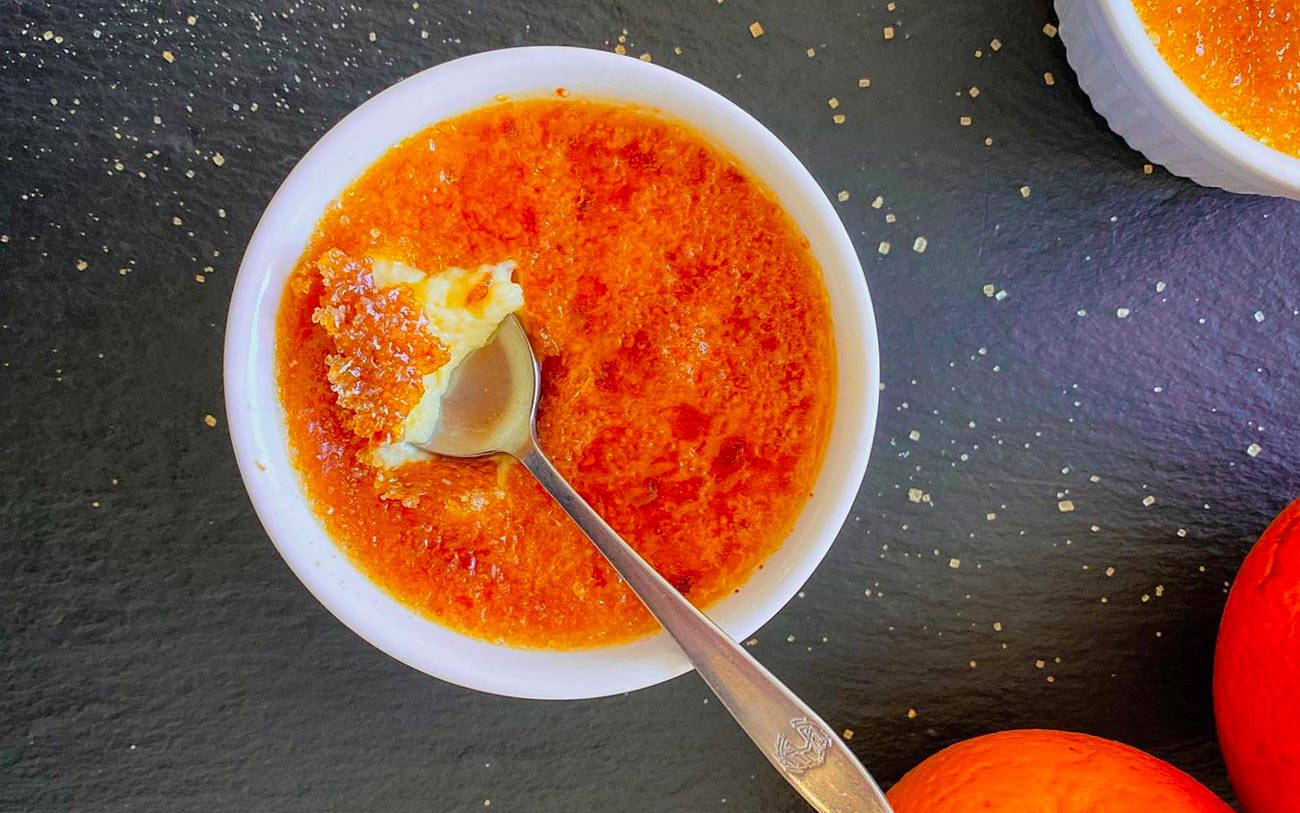 Cette recette de crème catalane avec ses notes d’agrumes et d’épices ...